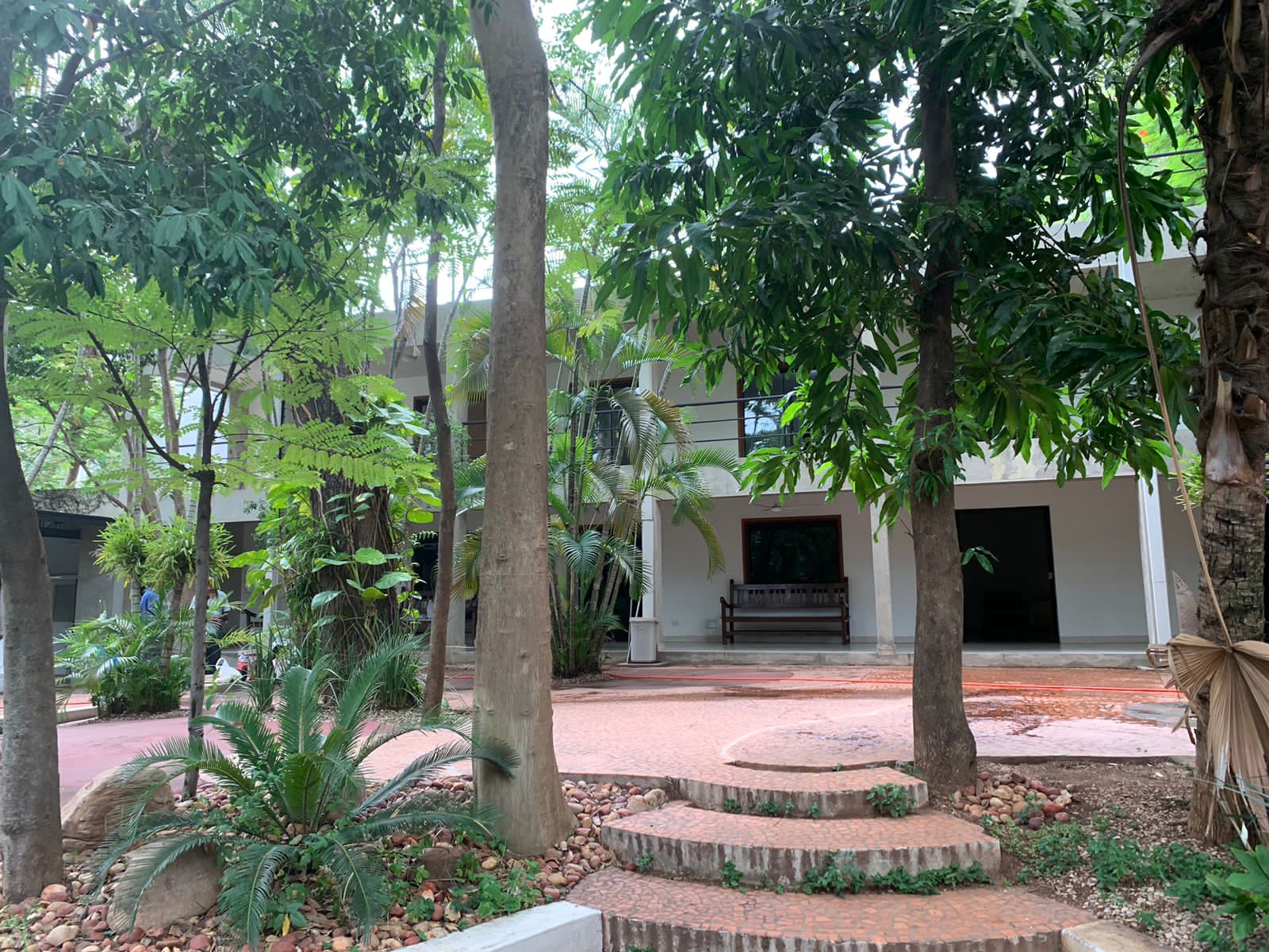 HERMOSA RESIDENCIA EN VENTA Y ALQUILER EN ASUNCIÓN - LOS LAURELES. Ref #M2EB42 - infocasas.com.py