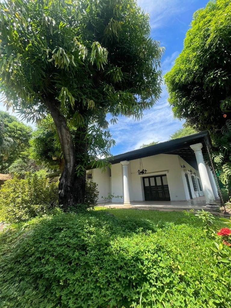 VENDO Hermosa Residencia estilo colonial sobre Itapua . Ref #UE151A - infocasas.com.py