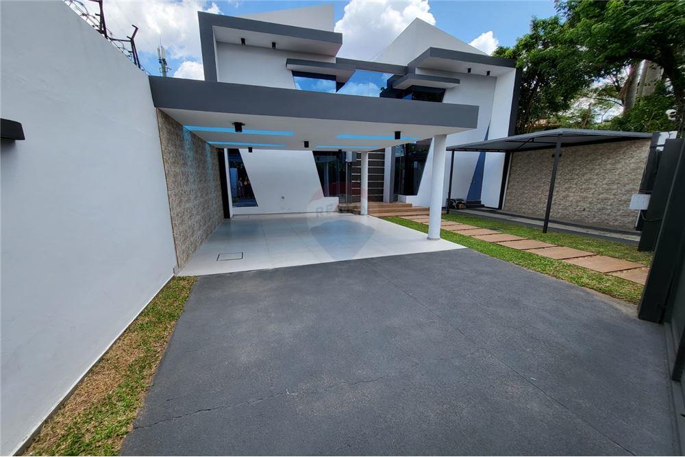 VENDO MODERNA RESIDENCIA EN BARRIO HERRERA. Ref #Y9E5DB - infocasas.com.py
