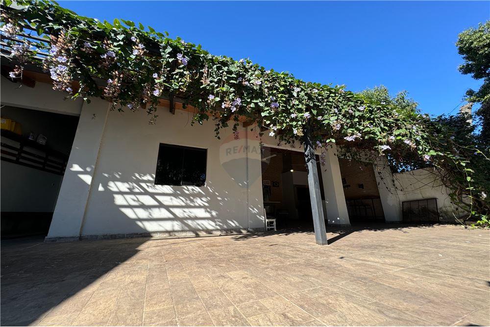 VENDO AMPLIA CASA CON PISCINA EN LAMBARÉ. Ref #B91054