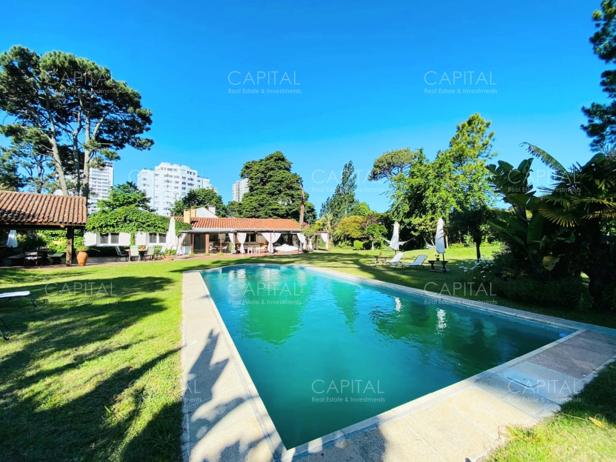 Casa de cuatro dormitorios y piscina en Punta del Este en Venta.. Ref #DE1505 - infocasas.com.uy