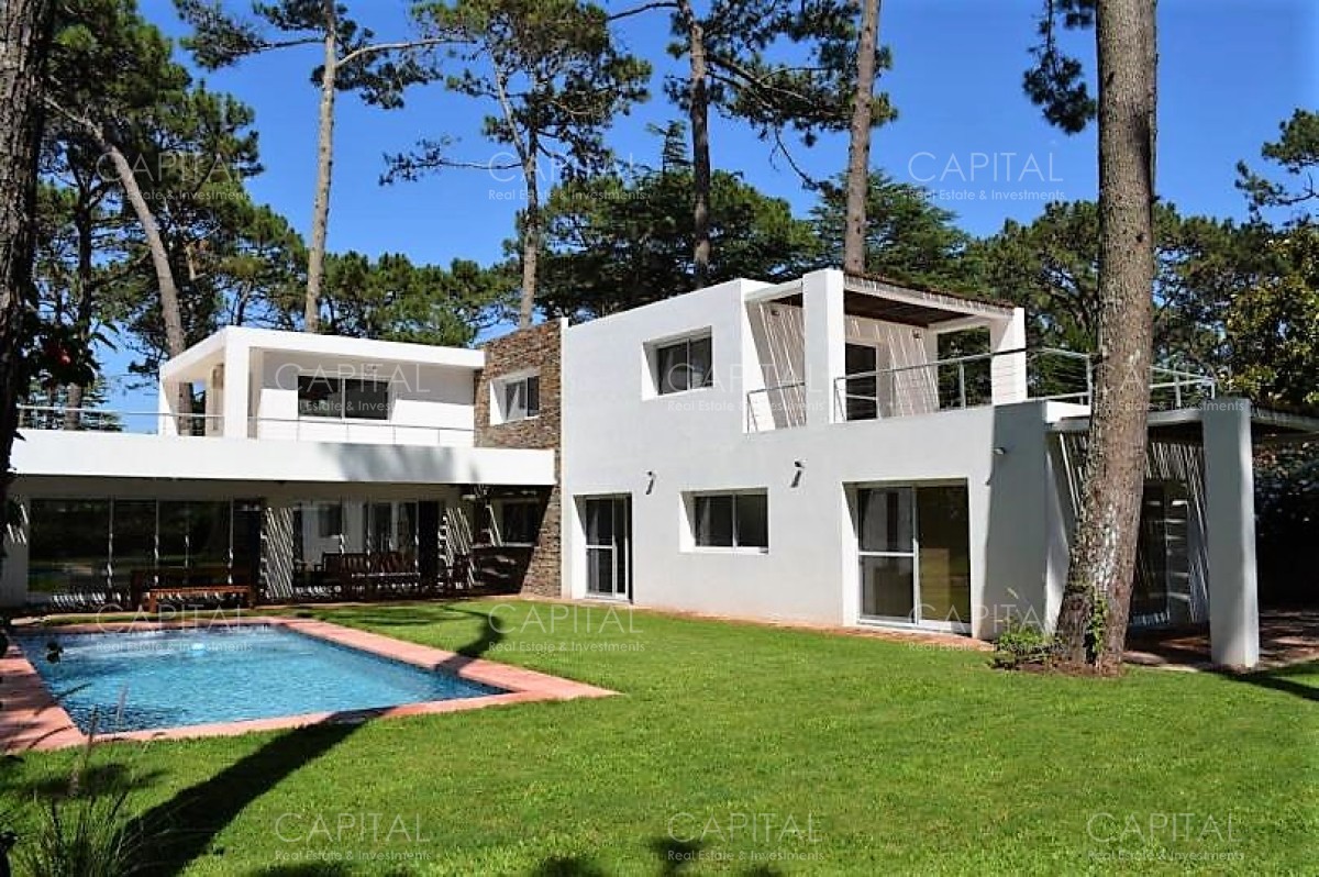 Casa en Venta de Cuatro Dormitorios en Playa Mansa. Ref #X97A5C - infocasas.com.uy