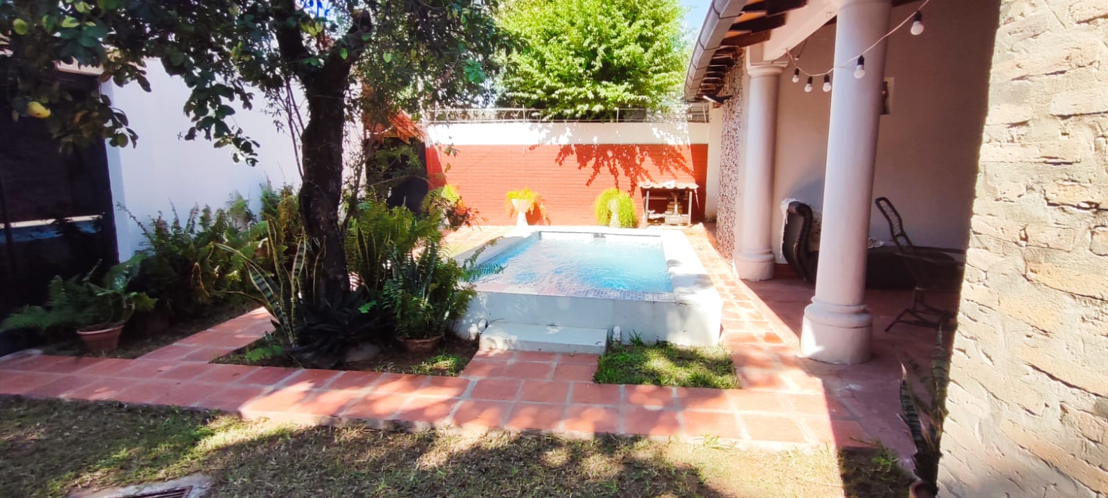 ALQUILO CASA CON PISCINA EN LAMARE. Ref #H2ADE4 - infocasas.com.py