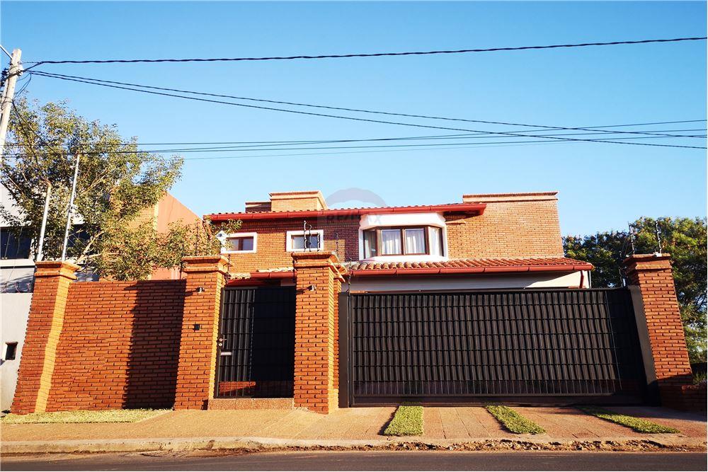 ELEGANTE y AMPLIA RESIDENCIA PASOS DEL CIT. Ref #Z8AB41 - infocasas.com.py