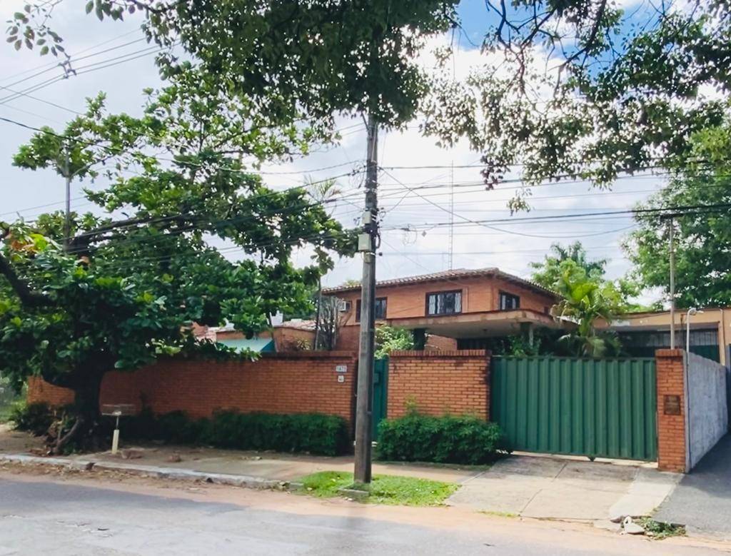 VENDO AMPLIA CASA CON PISCINA EN BARRIO LOS LAURELES . Ref #P18B34 - infocasas.com.py