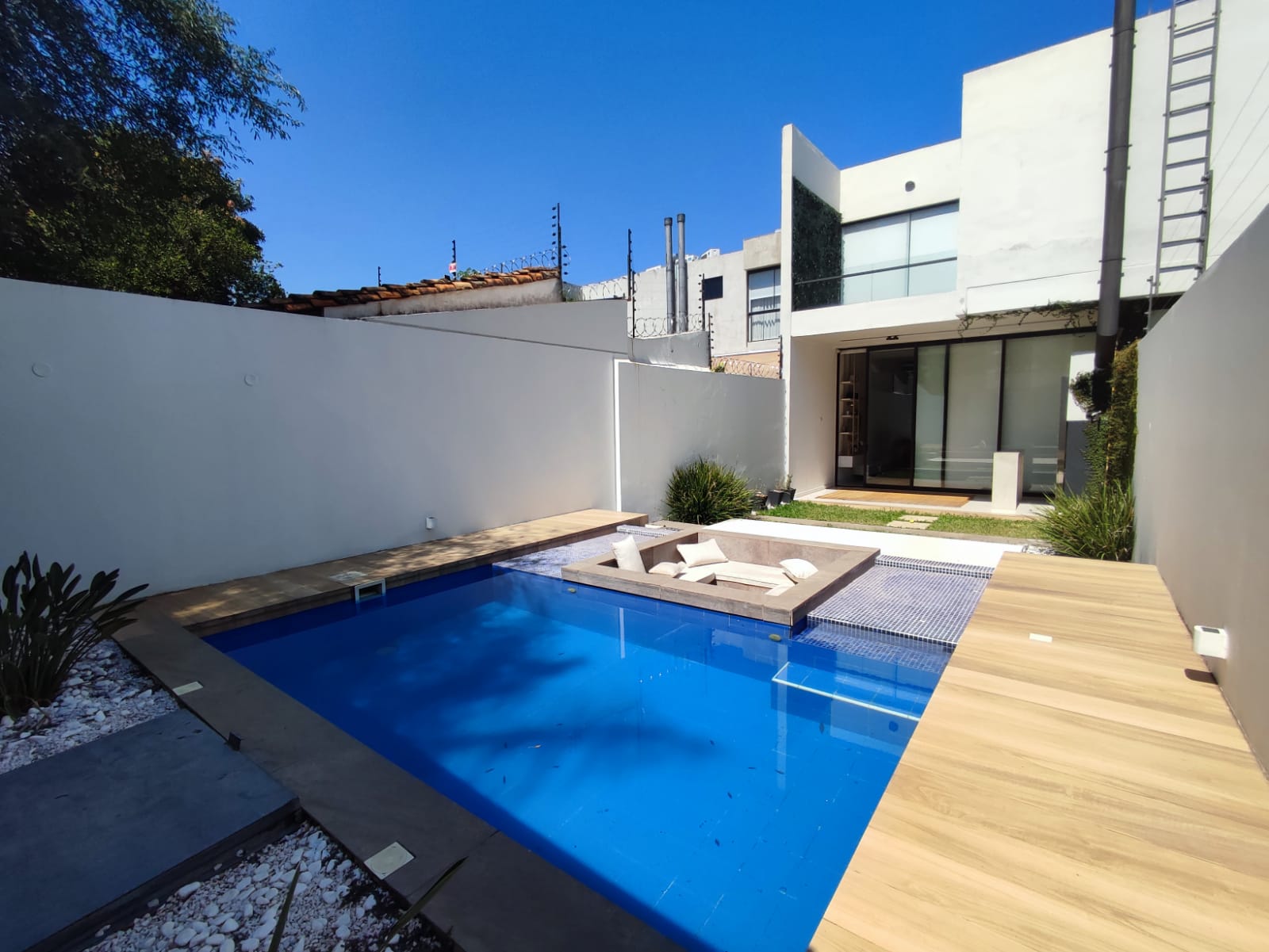 ALQUILO CASA MINIMALISTA EN BARRIO YCUA SATY. Ref #K7FFB6 - infocasas.com.py