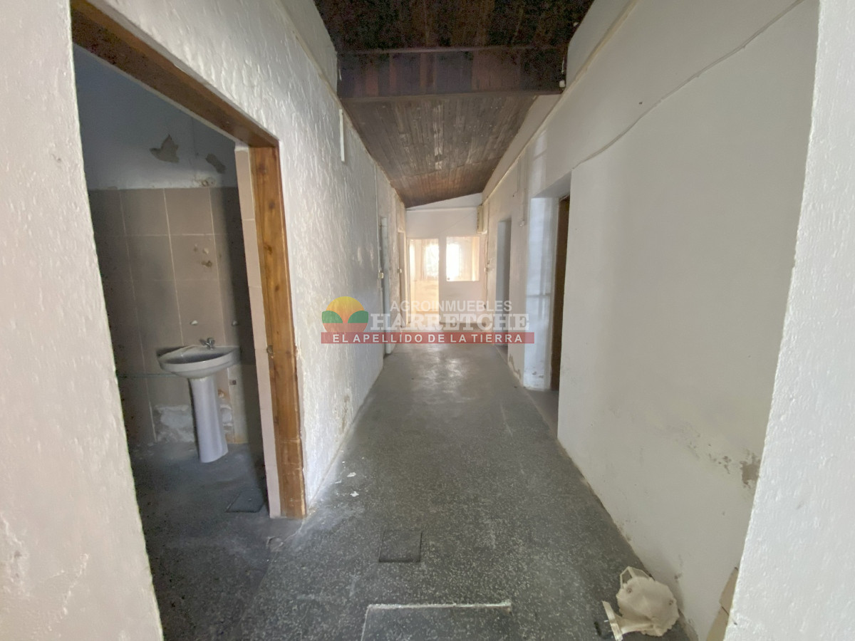 Casa en Las Piedras, céntrica 5 dormitorios apta banco. Ref #SE6E0A