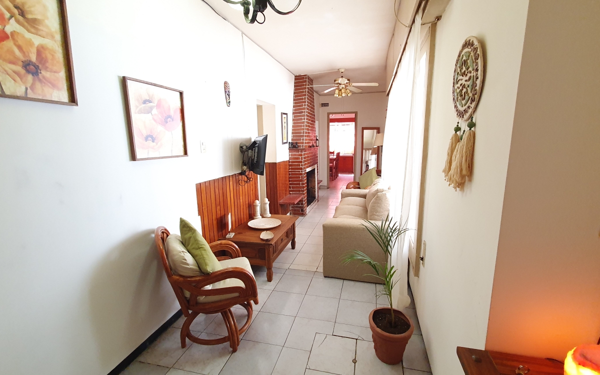 Casa con local comercial y apartamentos.. Ref #Q48736 - infocasas.com.uy