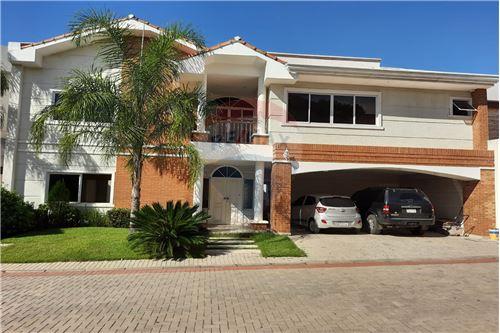 Alquilo amplia residencia en Santísima Trinidad Barrio cerrado " Las Lilas" . Ref #Z84BCB ...