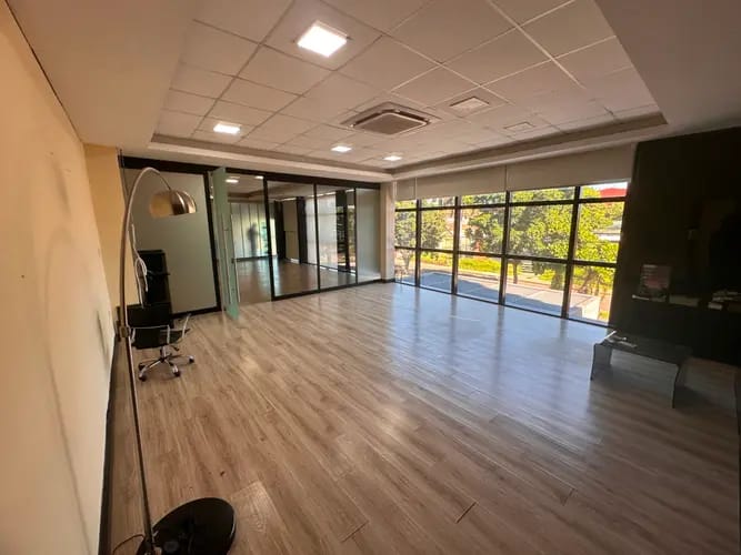 ALQUILO OFICINAS CORPORATIVAS CON DEPOSITO ZONA MULTIPLAZA‼️ C-1096. Ref #O2B2C4 - infocasas.com.py