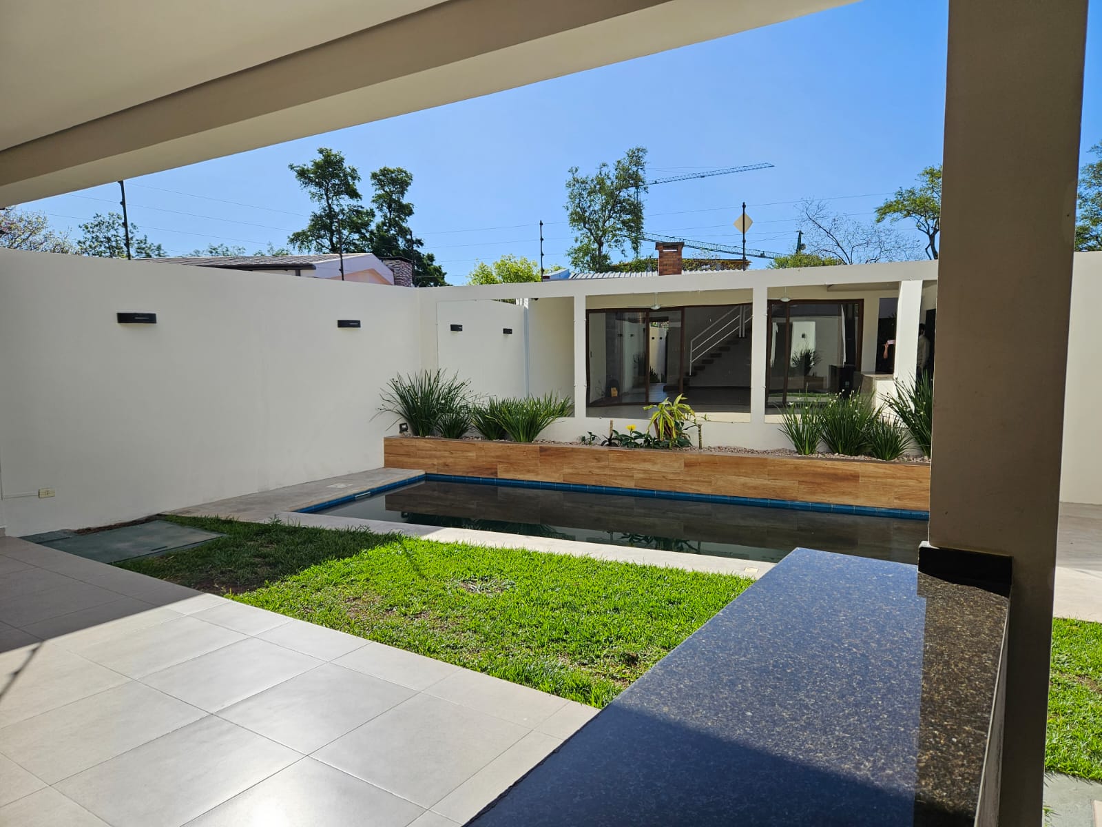 ALQUILO CASA PAREADA MINIMALISTA ZONA SIL. Ref #ZA8A5B - infocasas.com.py