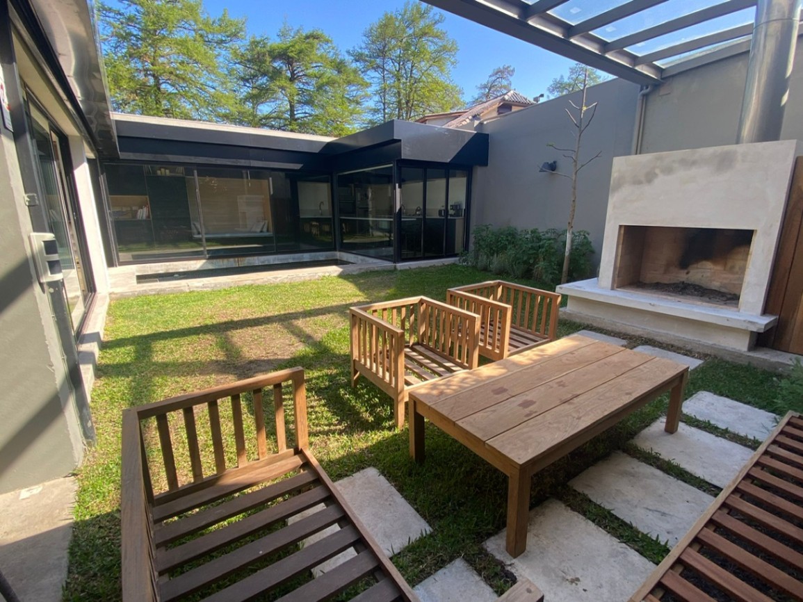 SOLO 1 PLANTA!!! Casa en venta de 3 dormitorios en Punta Gorda. MODERNA Y FUNCIONAL. 300 MTS ...