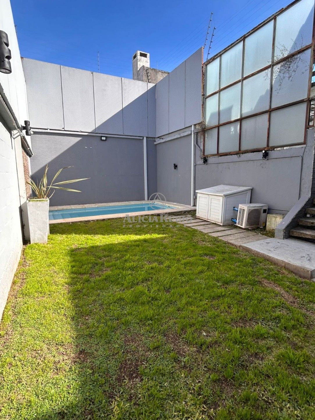 CAP. VIDELA. CASA PARA CLINICA/EMPRESA O FLIA. 400 MTS EDIFICADOS. FONDO CON PISCINA Y BARBACOA ...