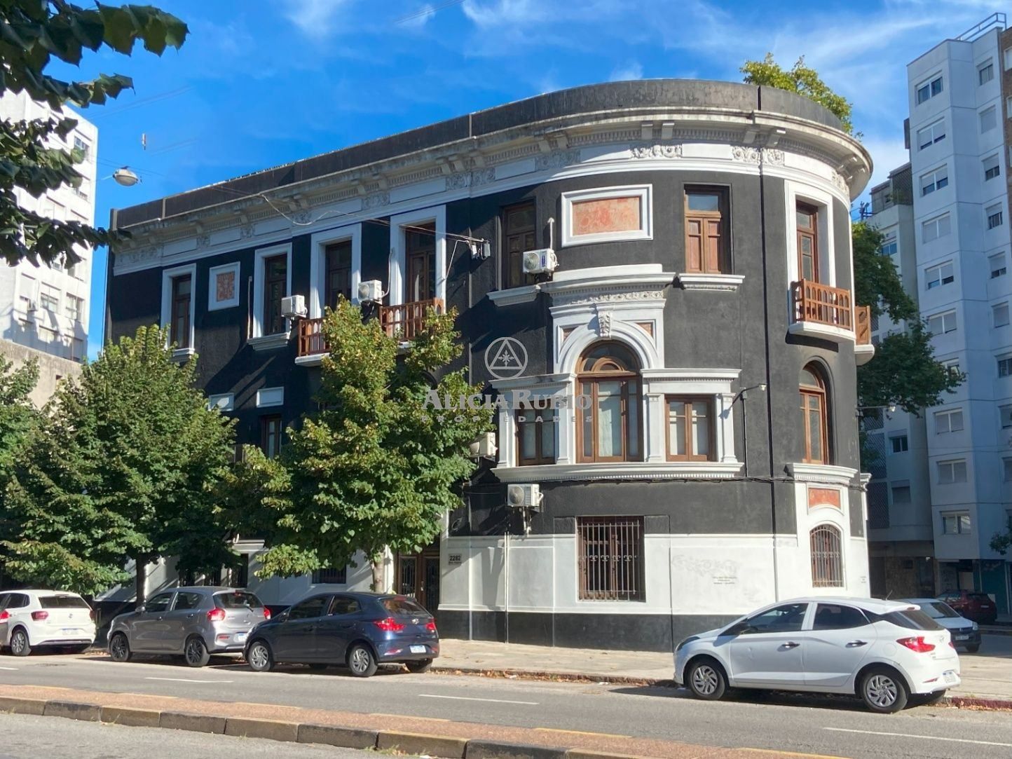 PARA EMPRESA CASA EN POCITOS! 11 AMBIENTES + RECEPCION + 3 BAÑOS. 320 ...