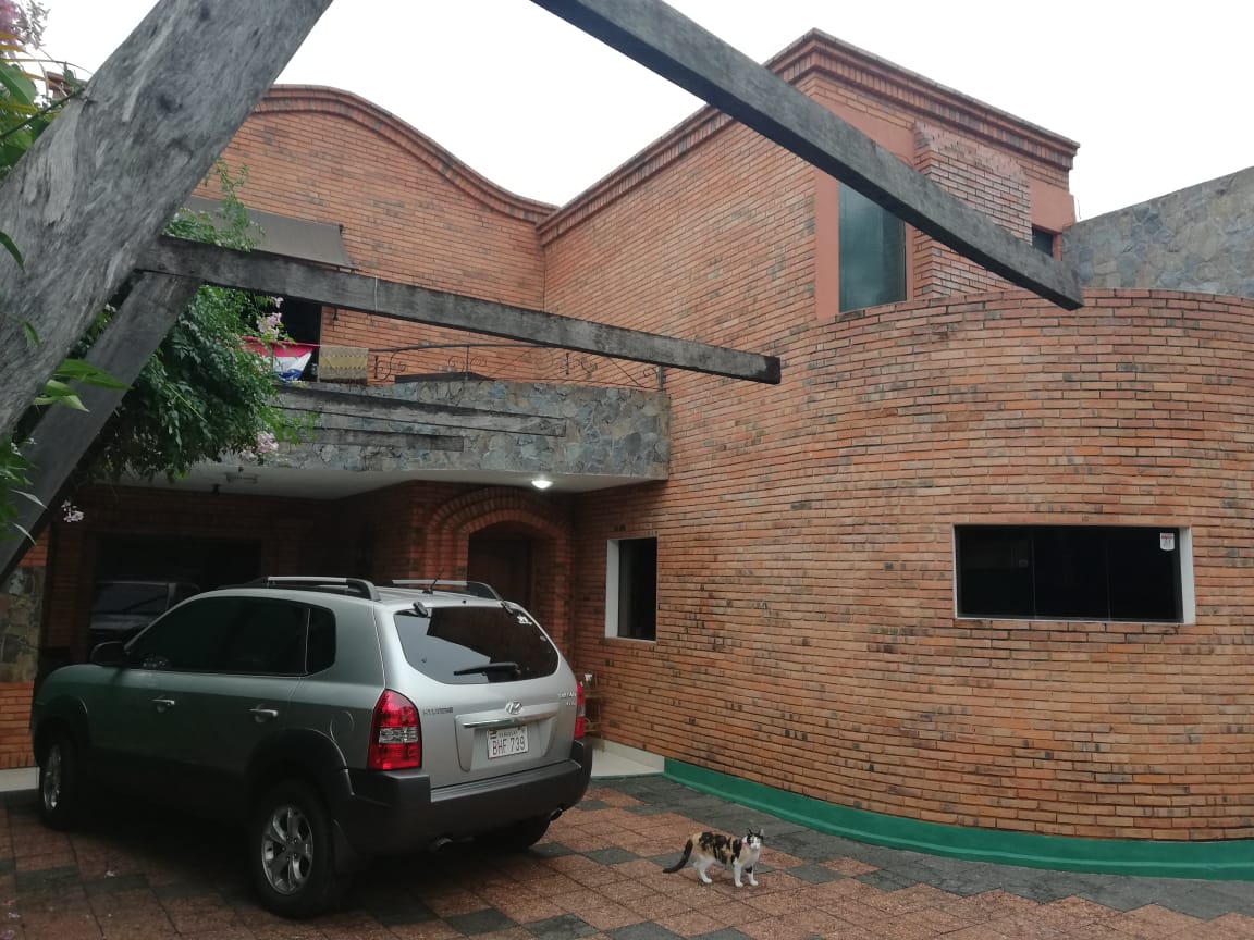 VENDO O ALQUILO HERMOSA RESIDENCIA EN MCAL ESTIGARRIBIA. Ref #VB9F5 - infocasas.com.py