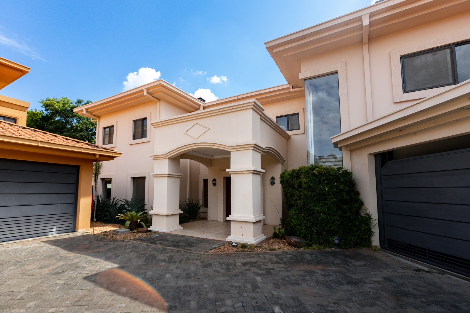 ALQUILO AMPLIA CASA EN CONDOMINIO, BARRIO MBURUCUYA . Ref #NDAEE1