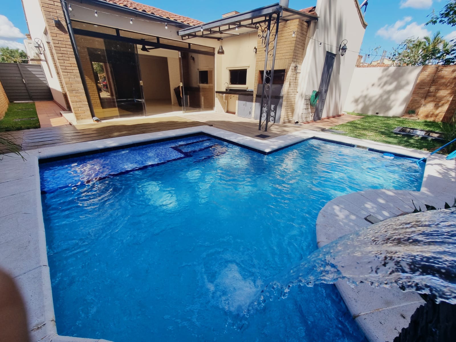 Vendo casa en condominio Luque con su piscina propia. Ref #YAB7C4 - infocasas.com.py