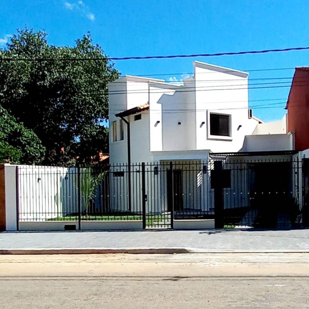 VENDO CASA ESTILO TOSCANO EN LAMBARE. Ref #PAAB79 - infocasas.com.py