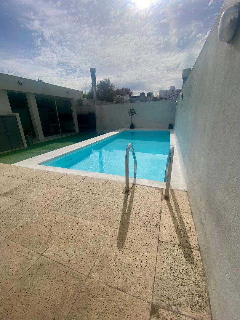 Alquiler apartamento 1 ambiente AMUEBLADO al frente con piscina y barbacoa sobre Brito del Pino ...