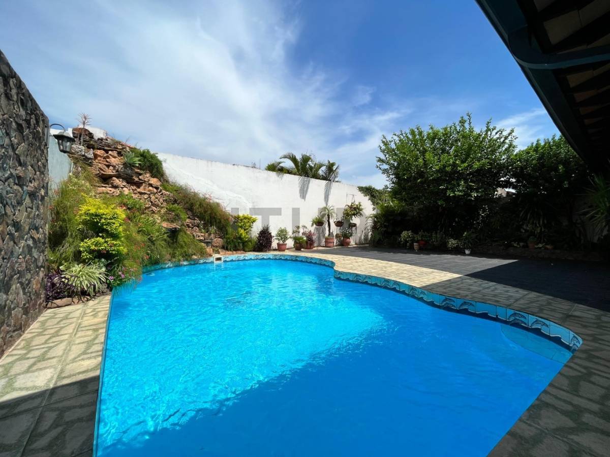 VENDO HERMOSA RESIDENCIA EN EL BARRIO NAZARETH. Ref #W7A520 - infocasas.com.py