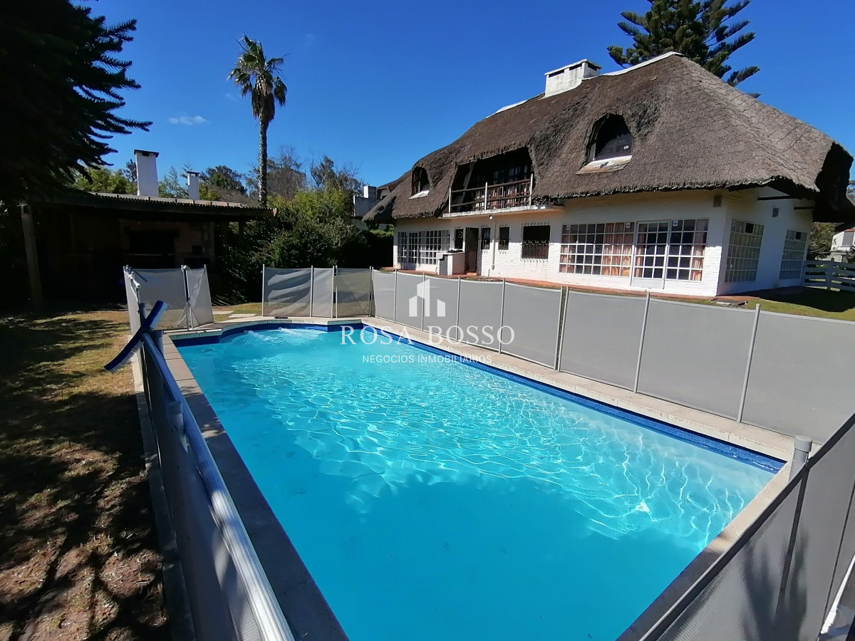 Casa con pileta a 1 cuadra de la Playa Ideal familias grandes. Ref #HF8481 - infocasas.com.uy