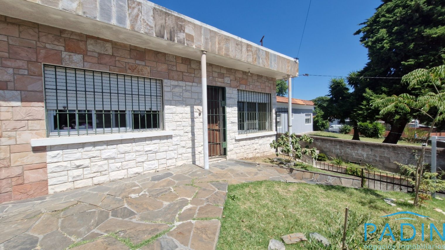 Casa En Venta De 2 Dormitorios C/ Cochera En Cerrito. Ref #NAC841 - infocasas.com.uy