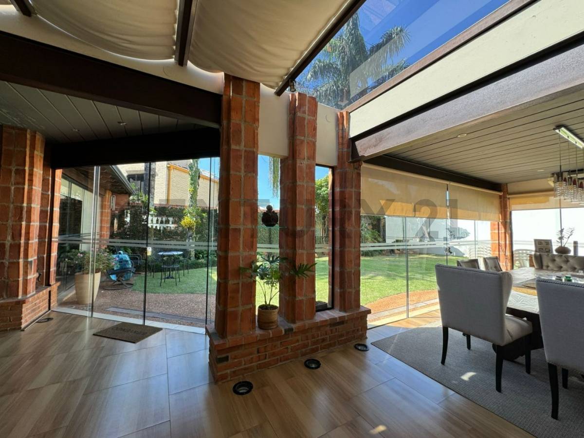 Vendo hermosa residencia Amoblada en esquina - Barrio Mburukuya.. Ref #OA358D - infocasas.com.py