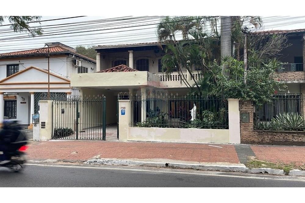 ALQUILO AMPLIA CASA FRENTE AL PARQUE SEMINARIO. Ref #N7194A - infocasas.com.py