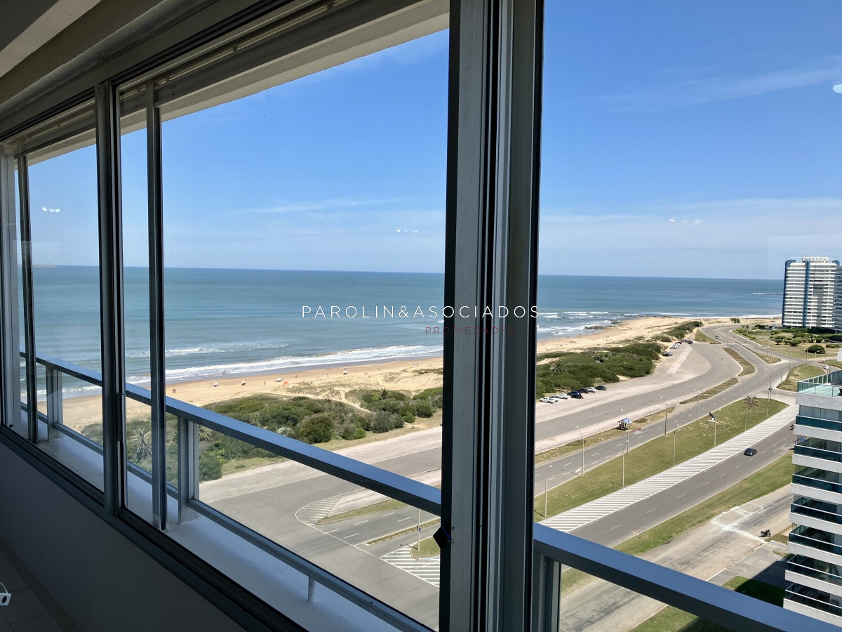 Apartamento en venta de 3 dormitorios en Edificio Tiburón, Punta del Este.. Ref #U682A0
