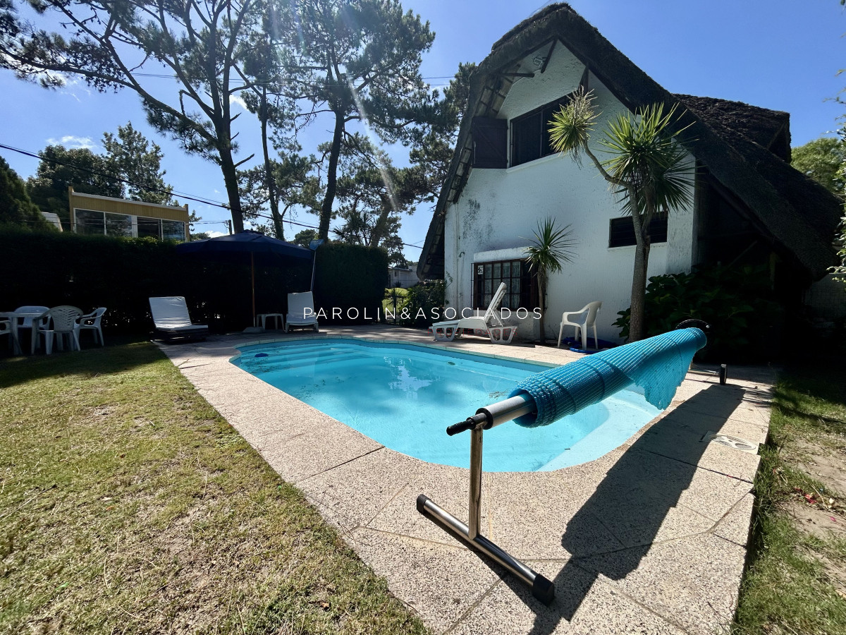 Venta casa de 5 dormitorios y 3 baños con piscina cerca de Punta Shopping. Ref #A27A49 ...