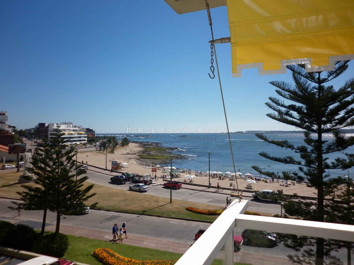 Apartamento en venta de 3 dormitorios en edificio Malecón, Punta del Este.. Ref #F10EEF