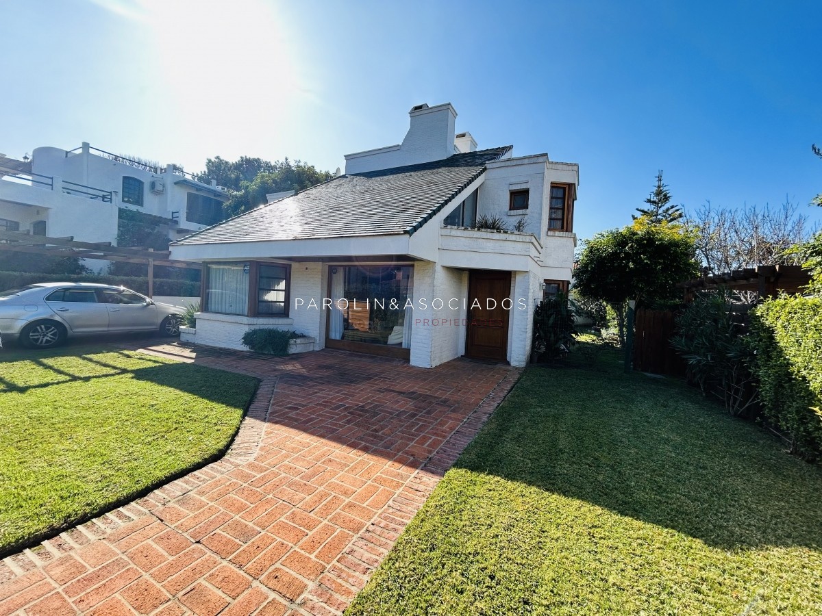 Casa en venta de 4 dormitorios a metros del mar, Punta del Este.. Ref #ZB33A6 - infocasas.com.uy