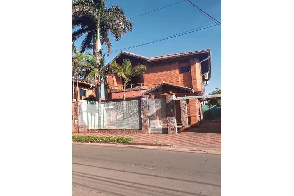Alquilo amplia casa en el cuarto barrio de Luque.. Ref #JF7781