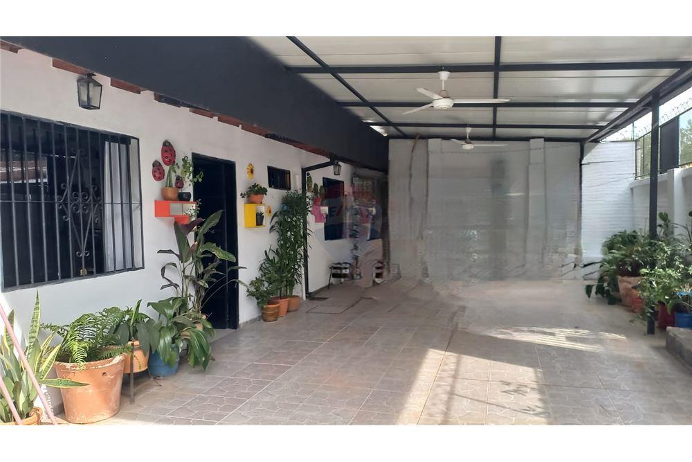 VENDO CASA TIPO CHALET EN LAMBARE ZONA COLEGIO SEK!!. Ref #Z66387 - infocasas.com.py