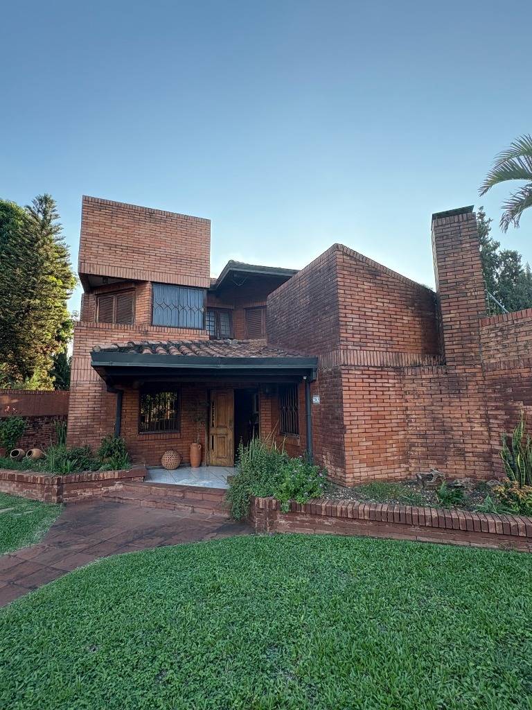 Vendo hermosa casa sobre la calle Tte Cap Cirilo Gill,. Ref #R3BF5E