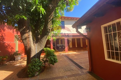 Alquilo amplia casa en Fernando de la Mora zona norte. Ref #RF49E5