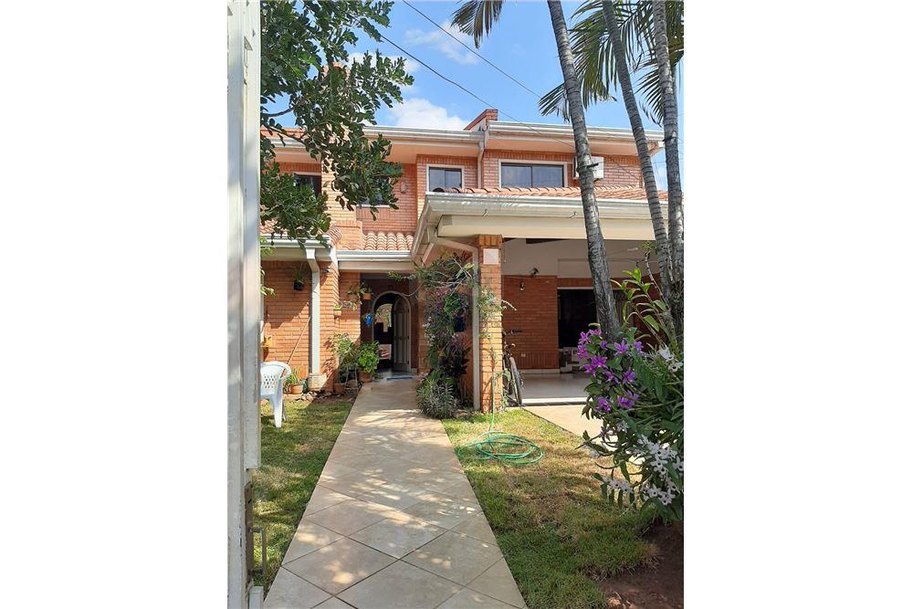 VENDO CASAA EN B° HERRERA CON SALIDA A DOS CALLES. Ref #L8E6D5 - infocasas.com.py