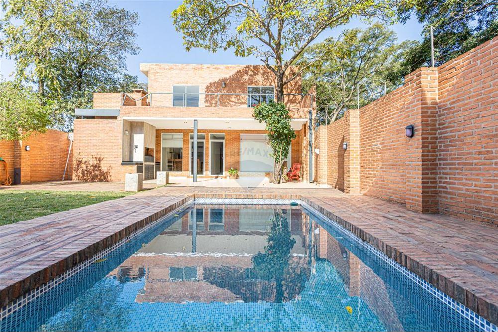 EN VENTA AMPLIA CASA CON PISCINA VILLA ADELA LUQUE. Ref #YF9227 - infocasas.com.py