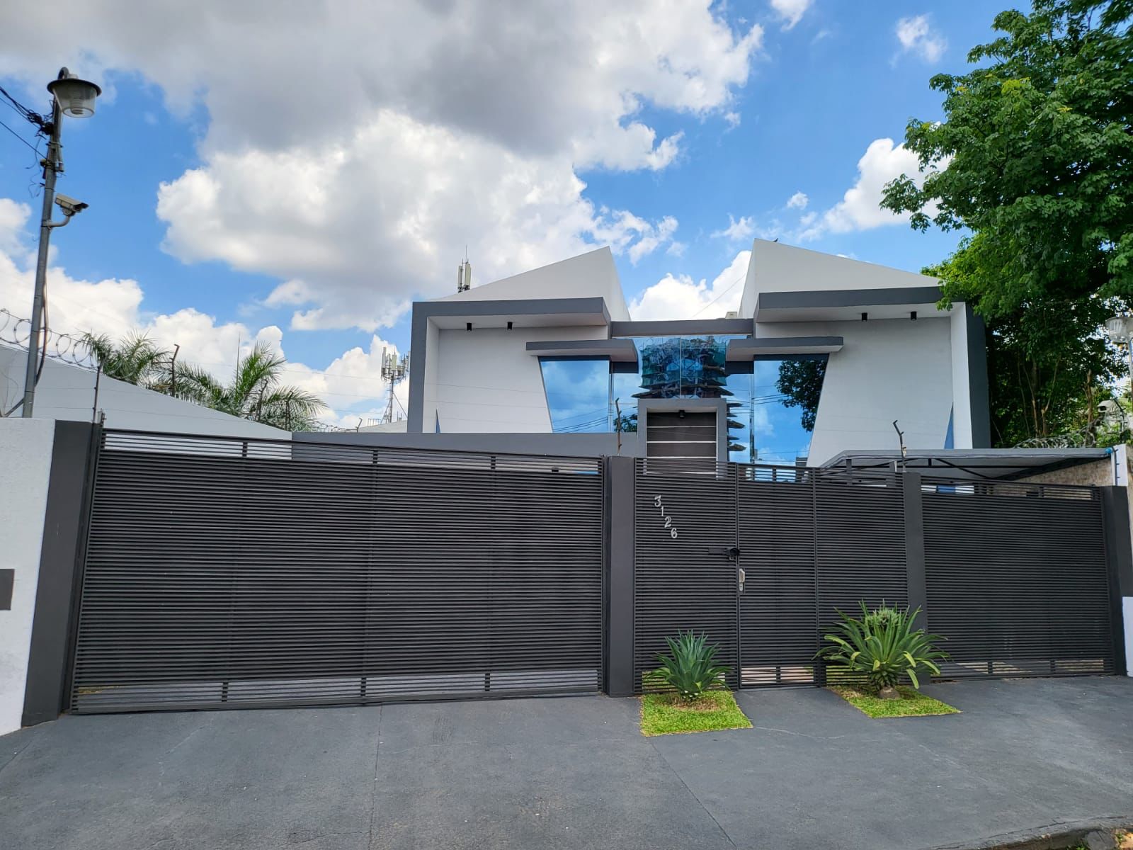 VENDO HERMOSA RESIDENCIA MODERNA EN EL BARRIO HERRERA:. Ref #AA93A5 - infocasas.com.py