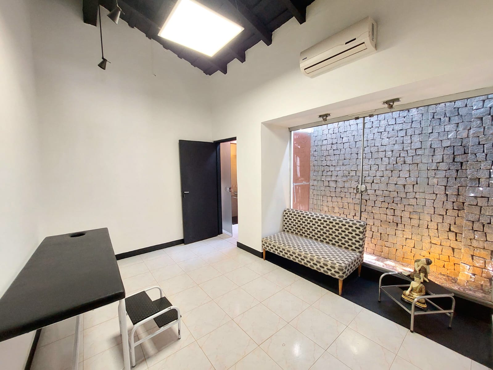 ALQUILO AMPLIA CASA EN B° VILLA AURELIA. Ref #ZFFA1D - infocasas.com.py