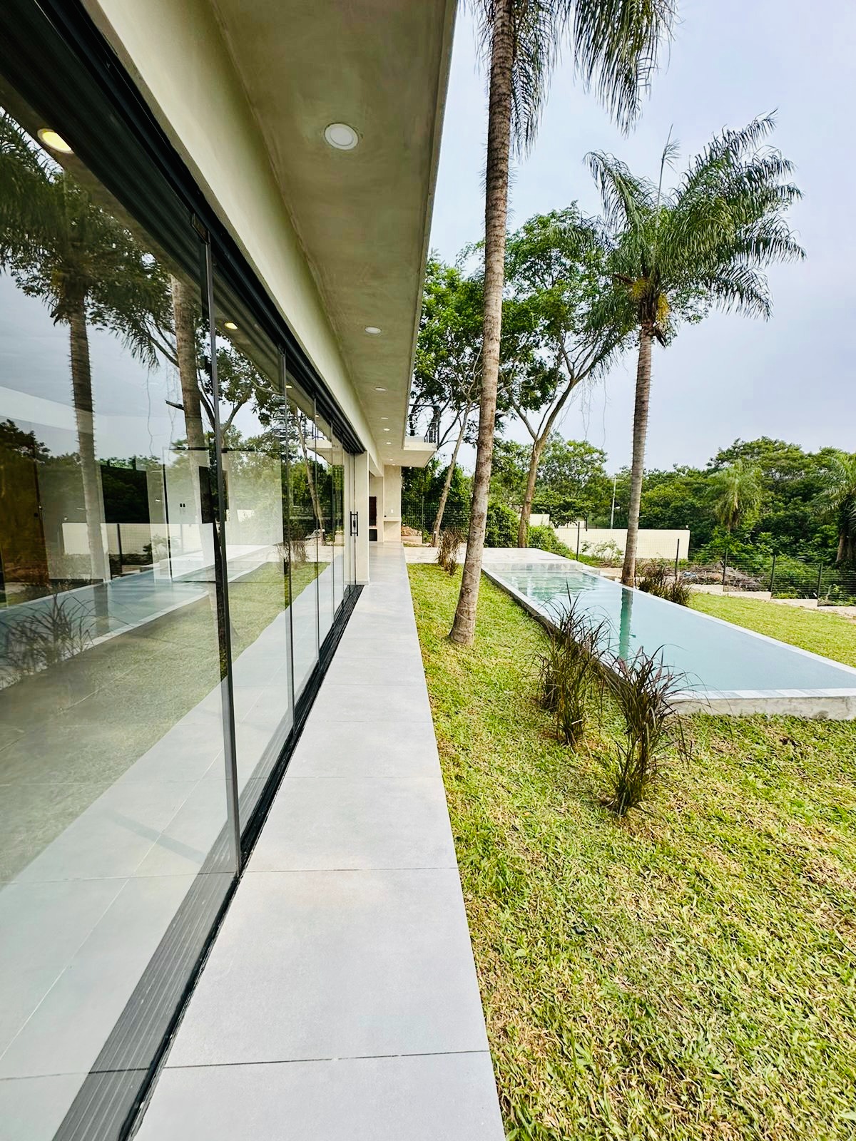 Vendo hermosa residencia con vista al lago en La Suiza. Ref #EA23C3 - infocasas.com.py