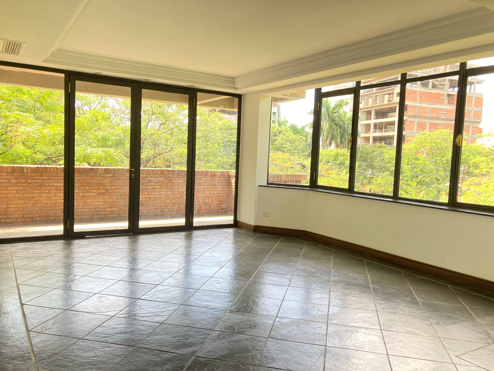 ALQUILO AMPLIO PENTHOUSE DE 2 PLANTAS EN BARRIO MCAL. ESTIGARRIBIA. Ref #Z77EB8 - infocasas.com.py