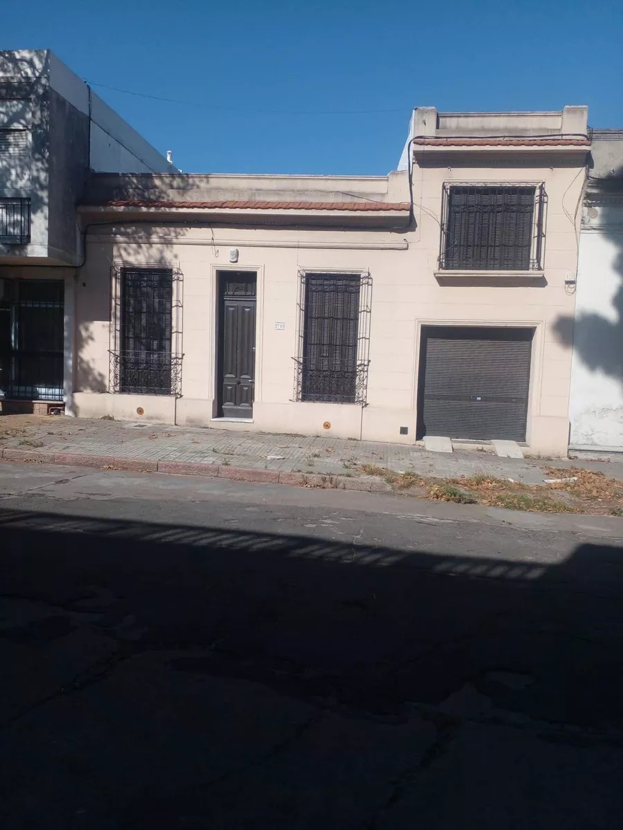 Casa De 3 Dormitorios Con Cochera Y Azotea En Reducto!!. Ref #J86372 - infocasas.com.uy