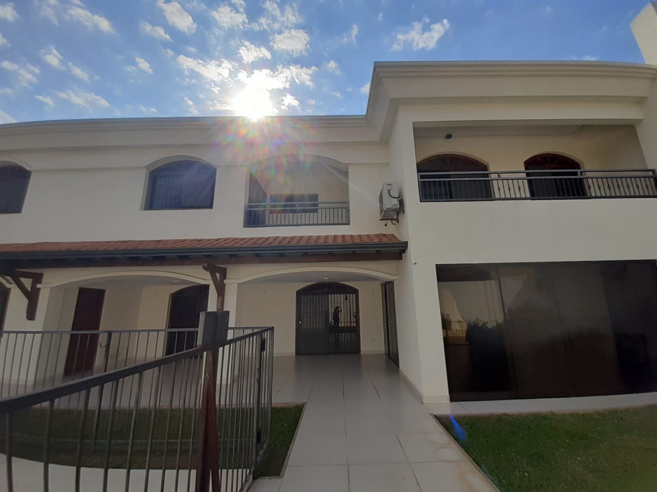 Alquilo Hermosa Residencia – Barrio Manora. Ref #04C99 - infocasas.com.py