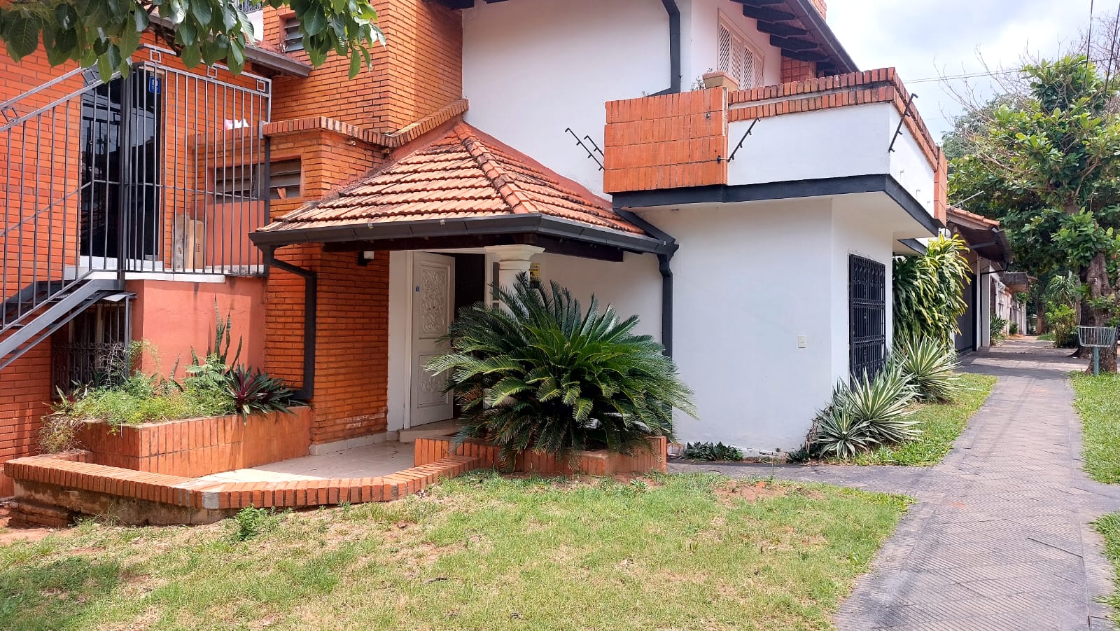 ALQUILO AMPLIA CASA EN EL BARRIO SAN VICENTE . Ref #P67304 - infocasas.com.py