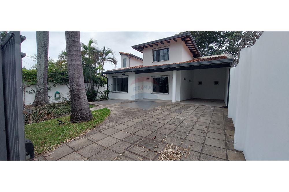 VENDO AMPLIA CASA EN VISTA ALEGRE ASUNCION. Ref #RF9E07