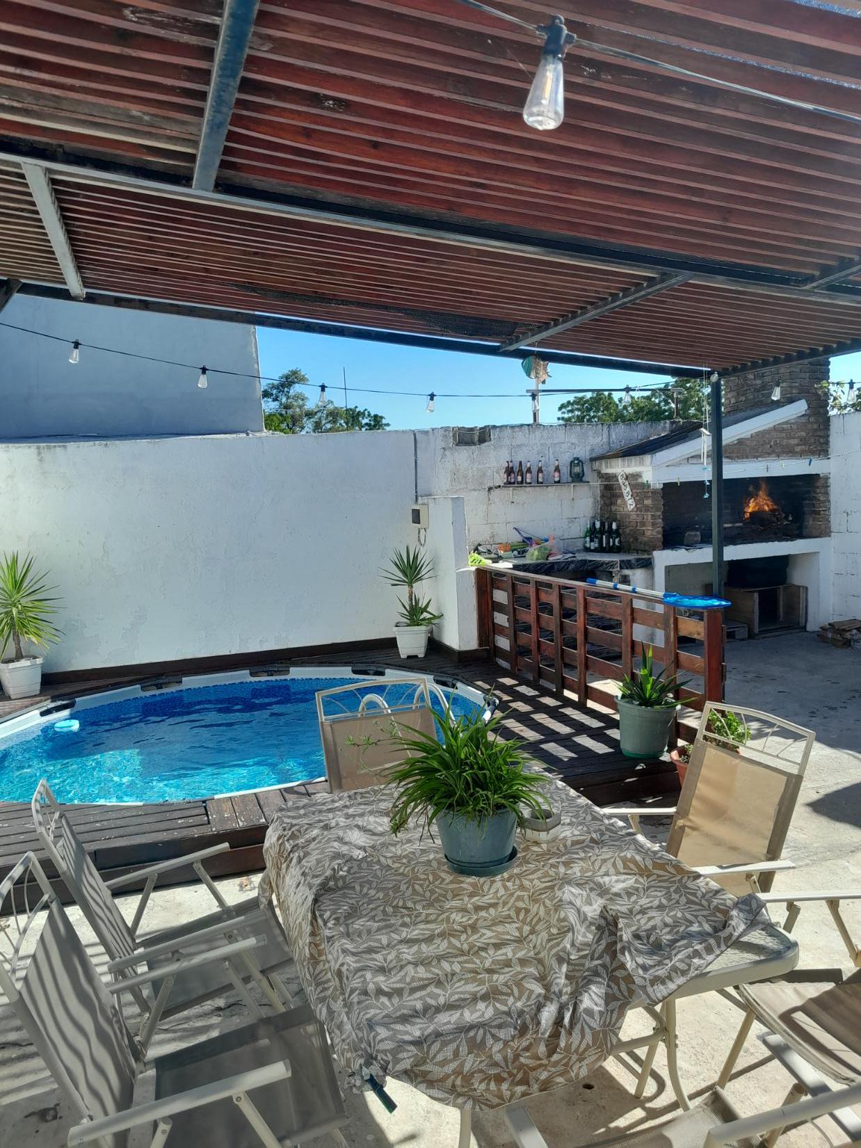 Casa con cochera y barbacoa. Excelente oportunidad . Ref #OAE4C0 - infocasas.com.uy