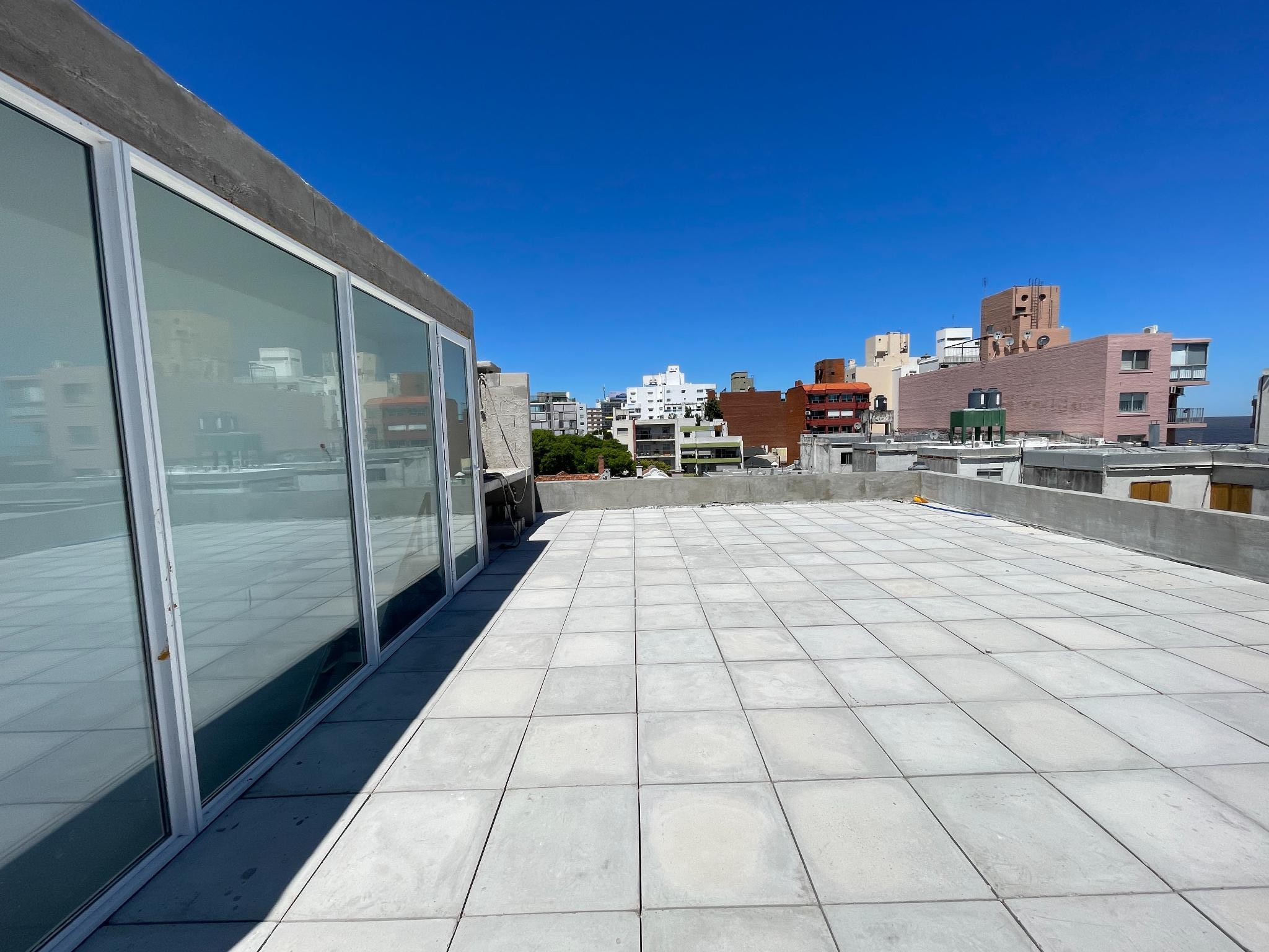 Venta apartamento duplex con terraza y parrillero propio en Malvin. Ref ...