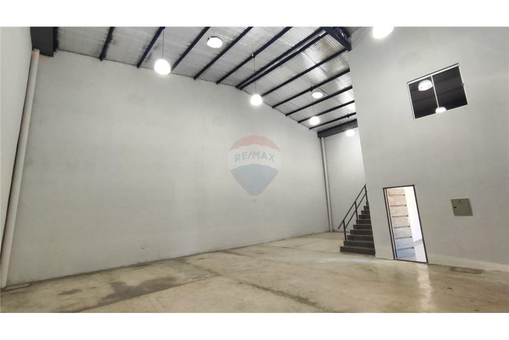 Amplio depòsito con oficinas - show room. Ref #M97AFD