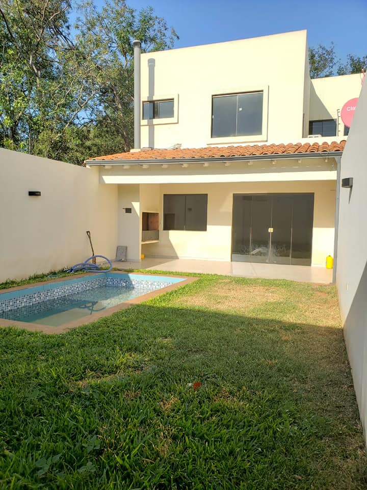 Hermoso dúplex con piscina y patio en Luque!. Ref #A68812